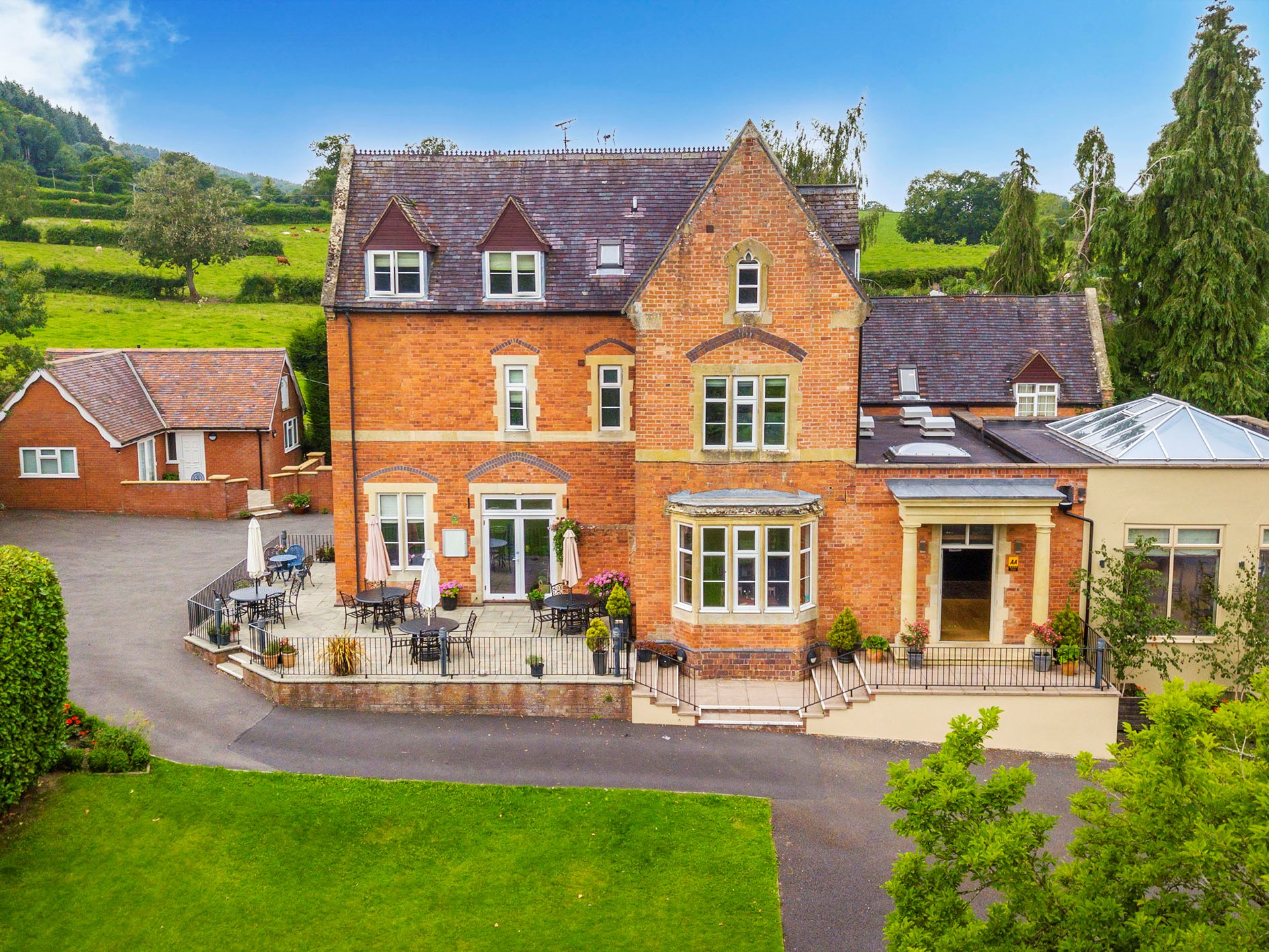 Award-winning hotel and restaurant in ‘honeypot location’ comes to ...