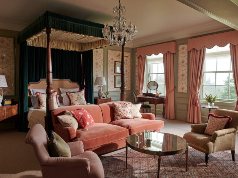 How to make a hotel room romantic: 15 ways to feel the love