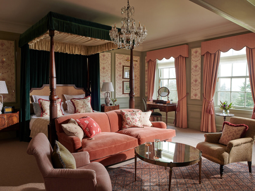 How to make a hotel room romantic: 15 ways to feel the love